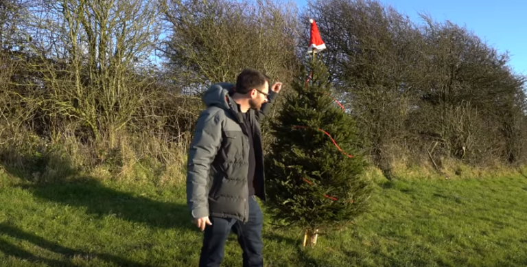 クリスマスツリーと戦う男達！「DETCORD vs Christmas Tree」